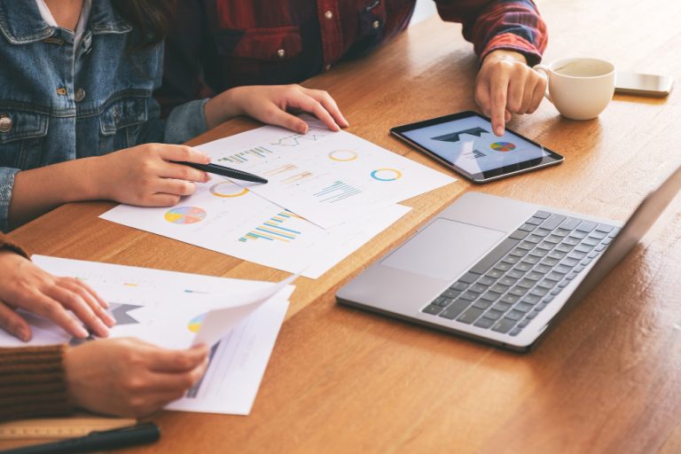 【2025年最新】SalesNowとは？主な機能と特徴・価格を徹底解説 - GENIEE's library